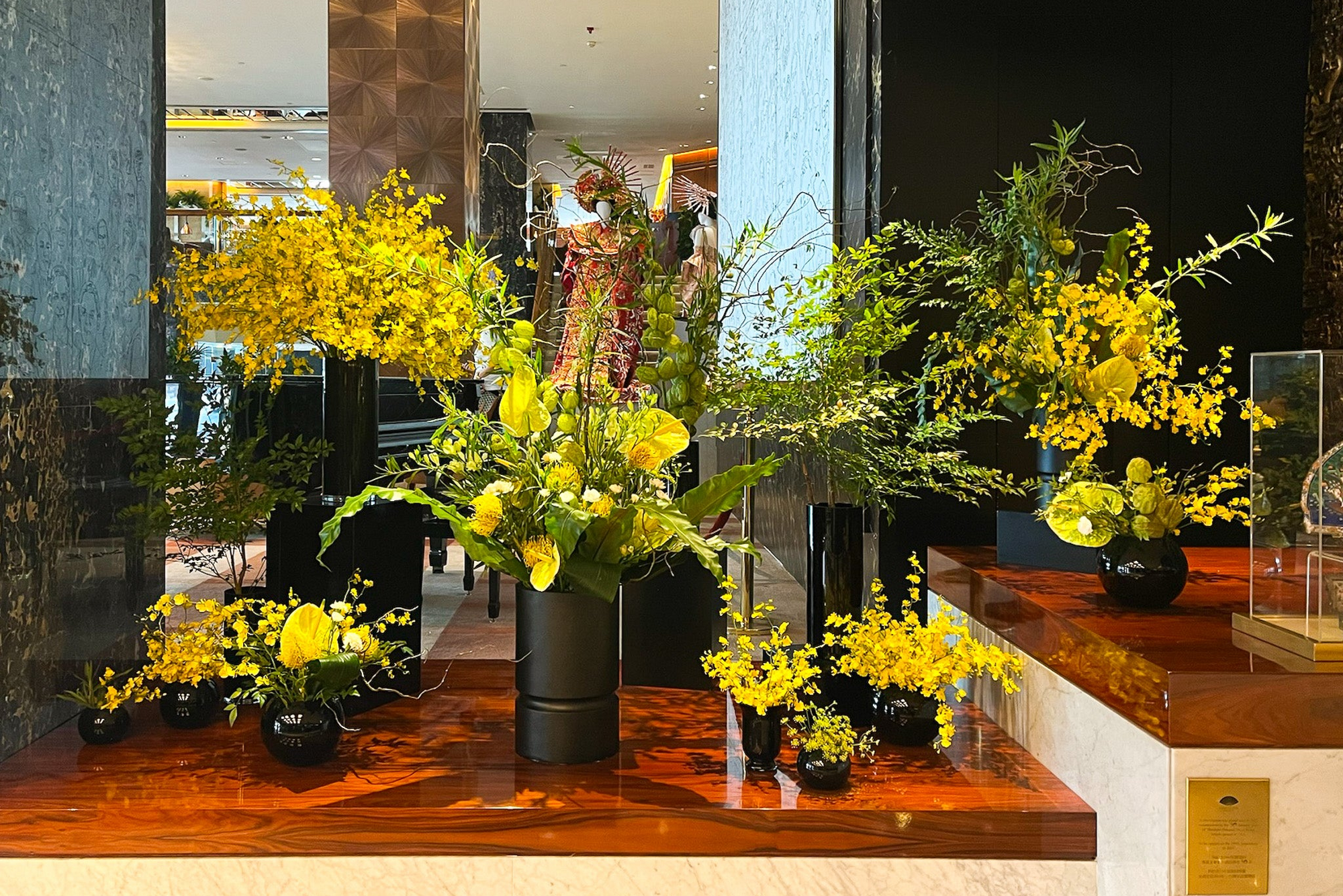 Mandarin Oriental Hotel Lobby Flower Display by Fleuria Hong Kong ...